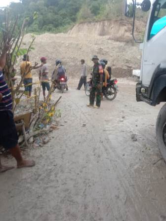 Longsor di Takari Tutup Akses Jalan - Jurnal Sepernas Longsor di Takari Tutup Akses Jalan - Jurnal Sepernas